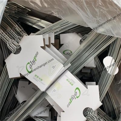 China Simple Silver-plated Wire Hangers 950 Cartons Loading Capacity For Streamlined Display for sale