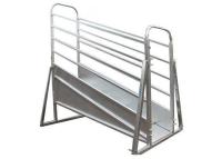 China Adjustable Mobile Cattle Ramp Overhead Bracing 3.6 / 4.8m Fixed Height for sale