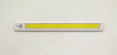 China Battery Triangle LED Cabinet Light With Sensor 270x25x25mm ABS PS Plastic 4W COB for sale