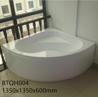 China Corner Drain Location Freestanding Jacuzzi Bathtub Acrylic Material Space Saving for sale