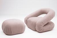 China Modern Sculptural Single-Seater Sofa with Matching Ottoman for Contemporary Living Spaces for sale