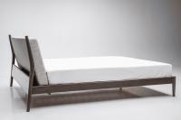 China Luxury Solid Wood Platform Bed with Sculptural Frame for Modern Bedroom 200x200cm for sale
