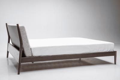 China Luxury Solid Wood Platform Bed with Sculptural Frame for Modern Bedroom 200x200cm for sale