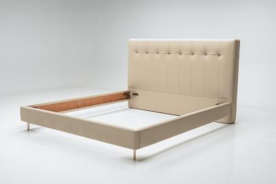 China Black Luxury Platform Bed with Leather Upholstery for Modern Bedroom Interiors for sale