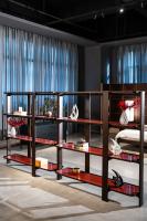 China Modern Dark Wood Open Display Shelf with Red Glossy Shelves, Multi‑Tier Freestanding Storage Rack for Living Room & Hotel Lobby for sale