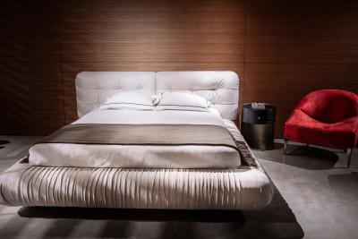 China Modern Luxury Cloud Upholstered Bed Frame, High Tufted Headboard & Pleated Platform Bed for Master Bedroom & Villa for sale