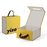 China Personalized Magnetic Foldable Gift Box Packaging With Handles for sale