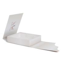China Custom Cardboard Large Gift Box With Magnetic Closure And Plastic Handle for sale