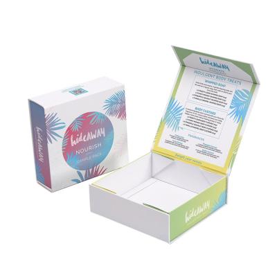China Luxurious Paper Magnetic Close Foldable Gift Box Gold Or Silver Foil Stamping for sale