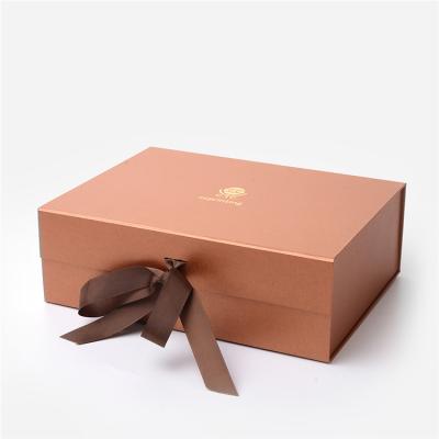 China Luxury Magnetic Paper Folding Gift Box Embossing And Debossing for sale