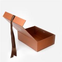 China Luxury Magnetic Paper Folding Gift Box Embossing And Debossing for sale
