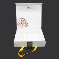 China Factory Wholesale Custom White Hampers Gift Set Packaging Box With Insert Handle for sale