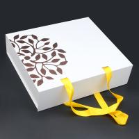 China Factory Wholesale Custom White Hampers Gift Set Packaging Box With Insert Handle for sale