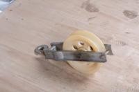 China Hooke Type Cable Roller Stringing Pulley with 15KN Rated Load 200*60 Nylon Wheel for Overhead Cable Pulling for sale