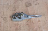 China Durable Earth Wire Tensioning Clamp for 50-70mm² with 20-30 kN Load Capacity and Quick Cam-Locking for sale