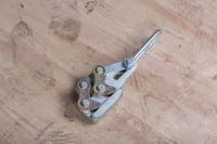 China Durable Earth Wire Tensioning Clamp for 50-70mm² with 20-30 kN Load Capacity and Quick Cam-Locking for sale