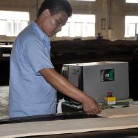 China Fleeced Back Natural Mahogany Wood Veneer 0.5mm Special Crotch For Hotel Decoration for sale