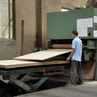 China Fancy Hickory Bicolor Crown Grain Based MDF / Particle Board Veneer Panels 2440x1220mm for sale