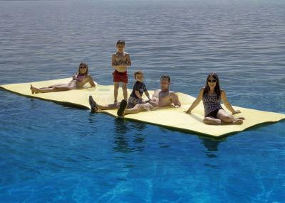 China 18x6 ft 3 Layer XPE Floating Water Mat for Lake Pool Boating 550kg Capacity for sale