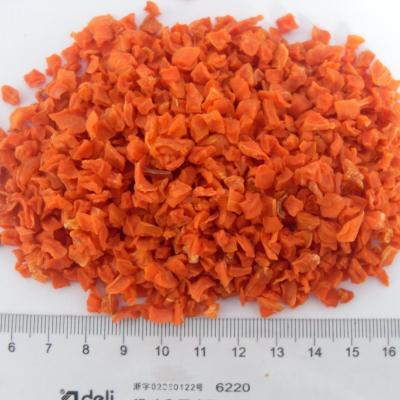 China Dried Carrot Chips 90 Kcal 10x10x3mm Dehydrated Carrot Flakes Healthy Snack for sale