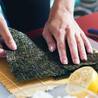 China Dark Green Yaki Sushi Nori Dried Seaweed 50 Sheets 19x21cm Natural Flavor for sale
