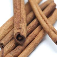 China Dried Cinnamon Stick 25kg Bag Cassia Cinnamon Bulk Spice for Cooking and Beverages for sale