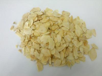 China Dehydrated Garlic Flakes 8% Moisture 20kg Carton for Cooking for sale