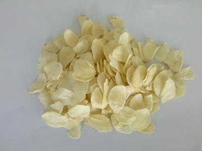 China Light Yellow Dried Garlic Flakes No Additives 100% Pure Moisture Max 8% 20kg Carton for sale