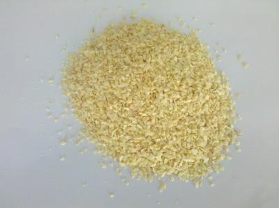 China Organic Dehydrated Garlic Granules Grade A 8-16 Mesh Dried Minced Garlic 20kg Carton for sale