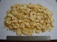 China Dried Garlic Pods Chips , Dehydrated Garlic Flakes Wtih Root Eco Friendly for sale