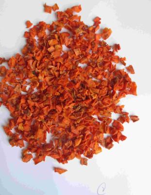 China Dehydrated Raw Carrot Chips 5x5mm-10x10mm Size Options with 7% Max Moisture Content in 25kg Carton Packaging for sale