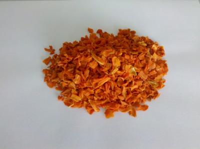 China Organic Air Dried Carrot Chips 10x10x3mm with 8% Max Moisture Content for Food Manufacturing for sale