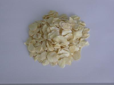 China Dried Garlic Flakes AD Grade Slight Yellow 8% Moisture for Seasoning for sale