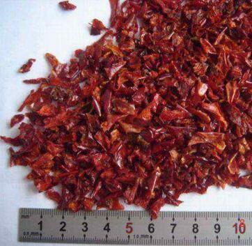 China Natural Dried Dehydrated Red Bell Pepper Flakes 3x3mm 6x6mm 9x9mm 25kg Carton for sale