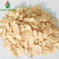 China Dried Garlic Flakes Granules Natural Color Taste Max 8% Moisture 20kg Carton Packing for sale