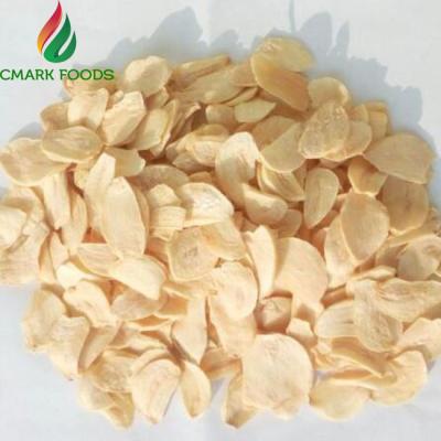 China Dried Garlic Flakes Granules Natural Color Taste Max 8% Moisture 20kg Carton Packing for sale