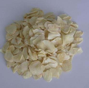 China Dried Garlic Granules Flakes Natural White Color 8% Moisture 20kg Carton Packing for sale