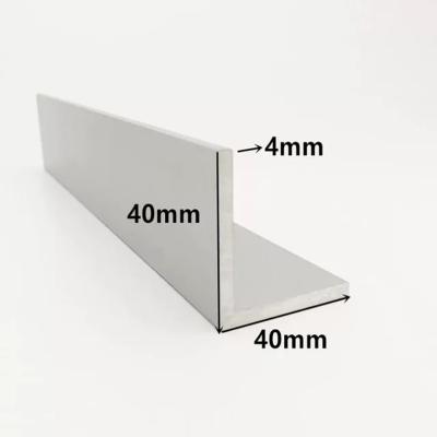 China 6061-T6 7075 Extruded Aluminum Angle Bar With Holes Structural Decorative for sale