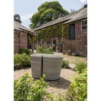 China Small Space Solution Outdoor Bistro Set with W67 x D57 x H74cm Chair Size and Mail Packing for sale