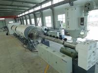China Vacuum Calibrating Plastic Jacket Pipe HDPE Insulation Pipe Production Line for sale