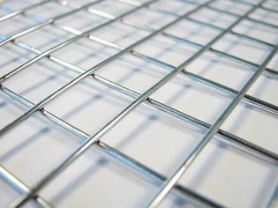 China Stainless Steel Welded Mesh - 30m Rolls with 0.5-1.8m Width Options in Various Wire Gauges for sale