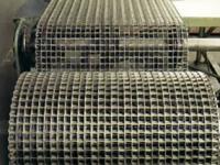 China Flat Wire Conveyor Belt with C1015-C316L Steel Options for Food Processing and Industrial Applications for sale