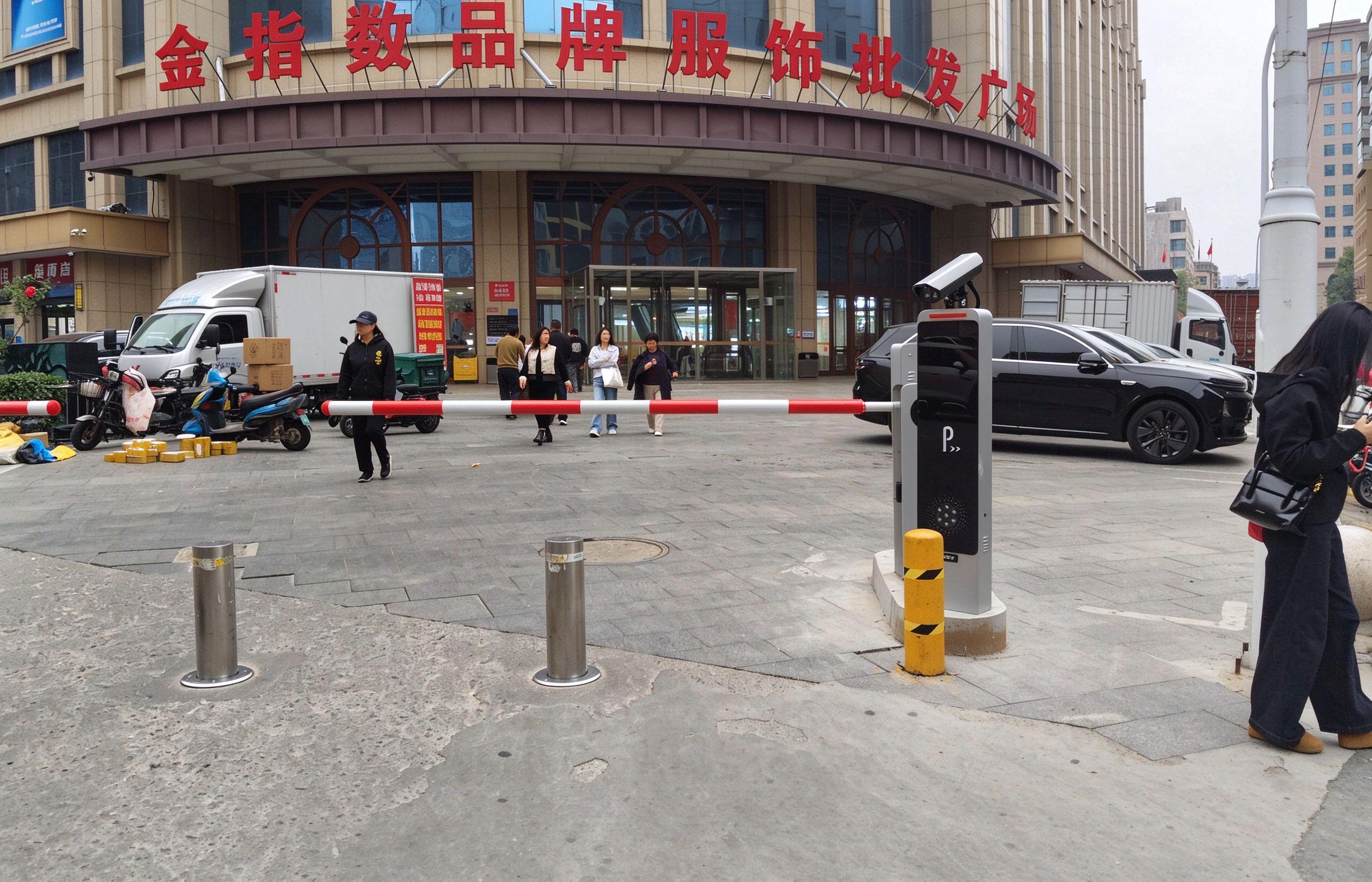 Parking entrance at Jinzhishizhi Clothing Plaza