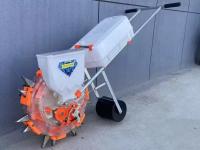 China Manual Seeder Machine With Fertilizing Mechanical Soil Injector Sower For Accurate Seed for sale
