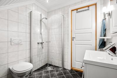 China 8mm 10mm 12mm Clear Low Iron Tempered Glass Shower Screen 220C Thermal Resistance for sale