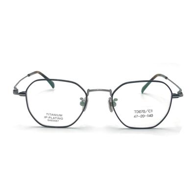 China TD070  Titanium Frame with Square Eye Shape for Modern Professionals for sale