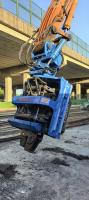 China Side Grip Pile Driver with 360 Degree Rotation & Low Headroom Operation Capability for sale