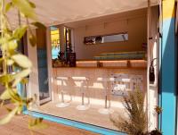 China Prefabricated Container Activity House Mobile Commercial Coffee Shop with Electric Push Rods and Circuits for sale