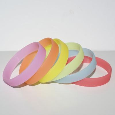 China Smiling Face Silicone Wristband Bracelet -40℃ to 230℃ Temperature Range, 40-80 Shore Hardness for Commercial Gifts for sale