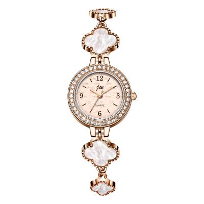 China Durable Stylish Casual Quartz Watch Featuring Anti Scratch Glass and Lightweight Silicone Band Perfect for Everyday Wear for sale